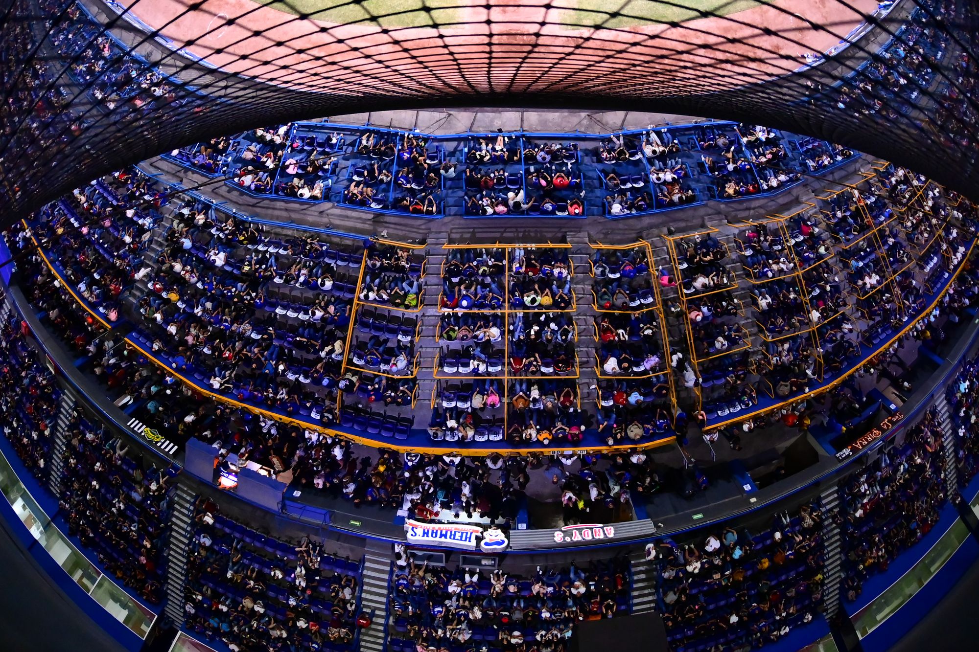 LLENO TOTAL ROMPE AYUNO DE BEISBOL EN MONCLOVA